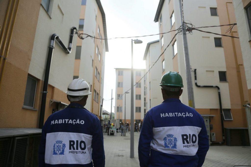 Programa Favela Bairro urbaniza área e entrega 120 apartamentos no ...
